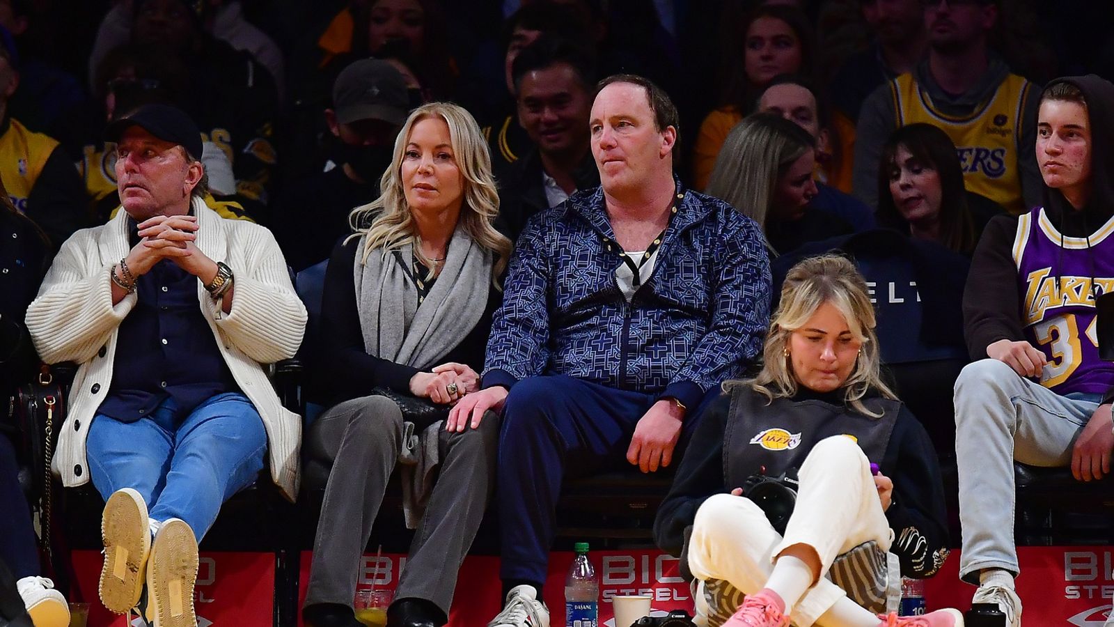 Lakers owner Jeanie Buss marries comedian Jay Mohr Lakers owner Jeanie Buss marries comedian Jay Mohr